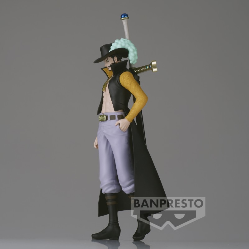 One Piece The Shukko Dracule Mihawk Figure